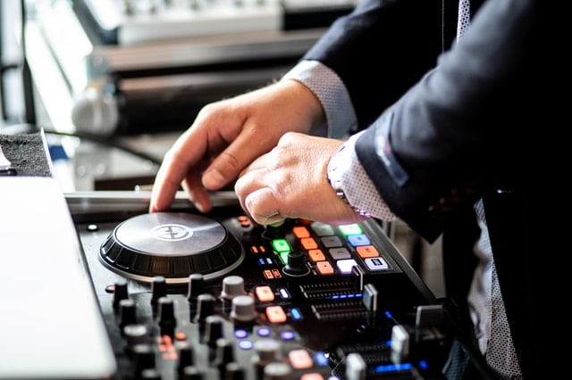 AEE 1456: Crank Up the Volume to Use Natural Phrasal Verbs in English ...